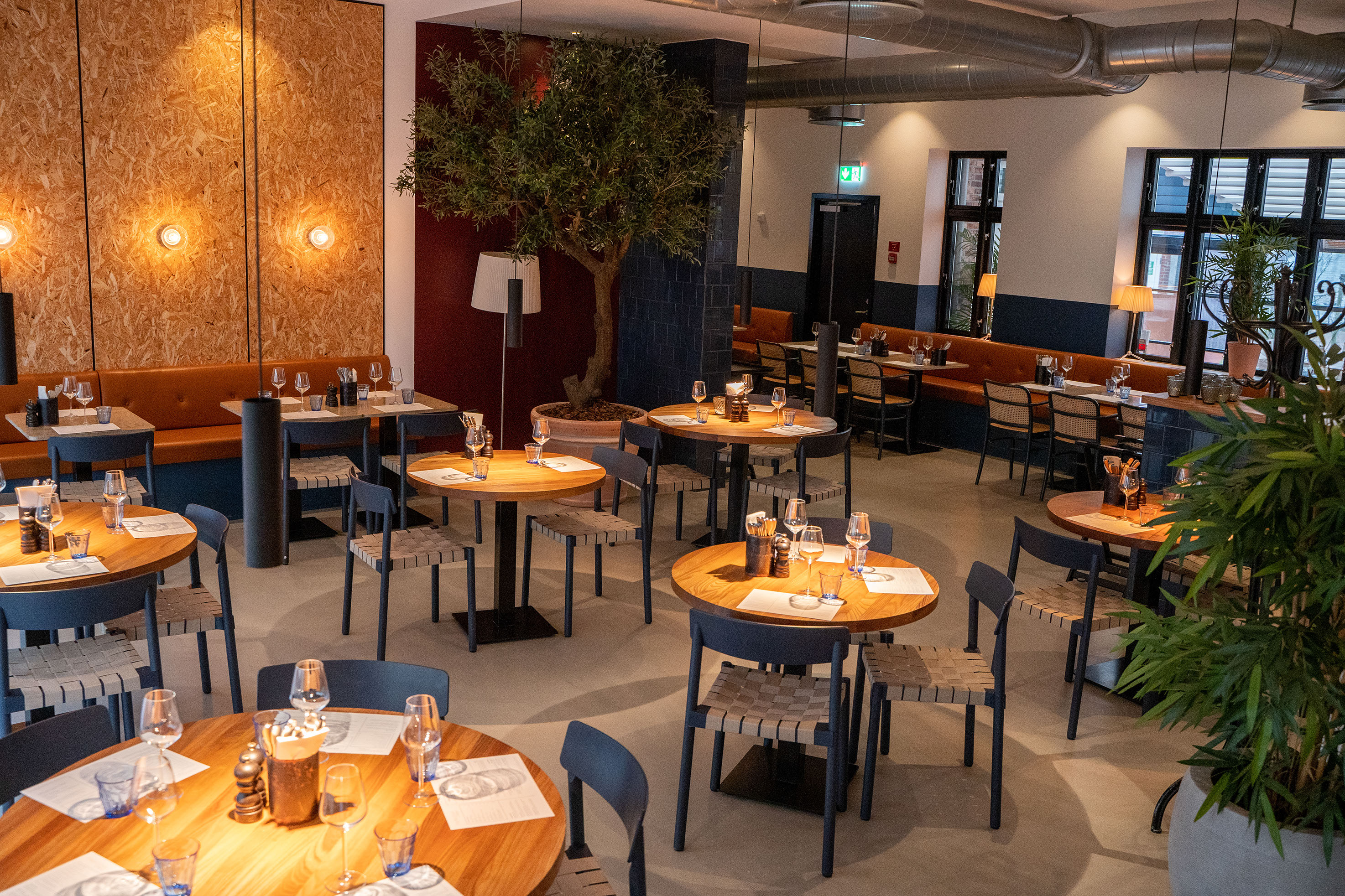 Book bord i solen på mange af vores restauranter - Madklubben