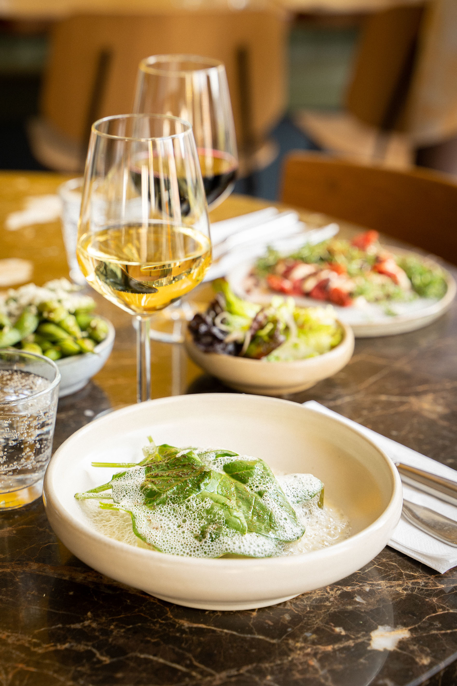 Book bord i solen på mange af vores restauranter - Madklubben